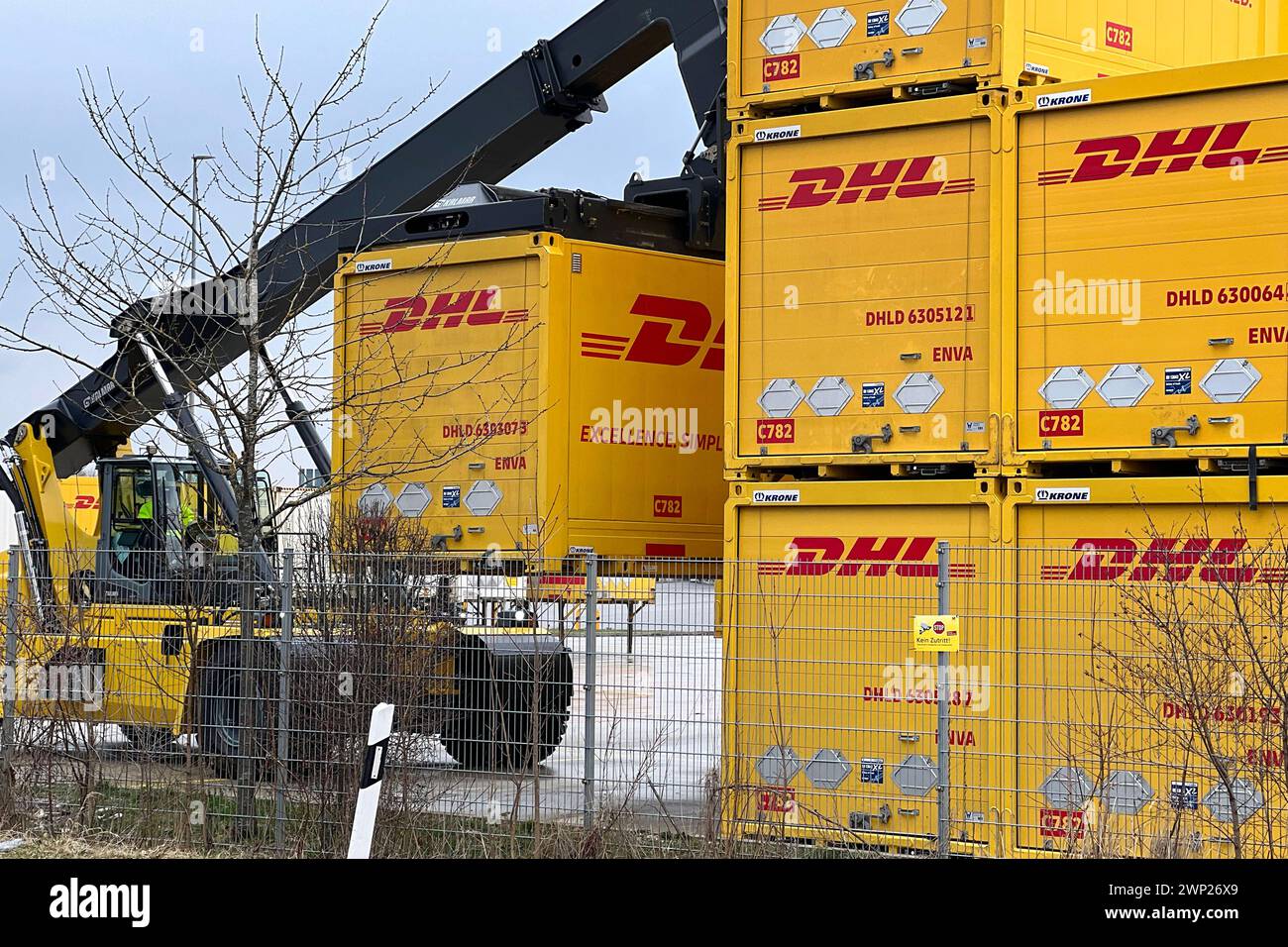 Deutsche Post DHL. Ein Umsetzfahrzeug beim Umsetzen einer ...