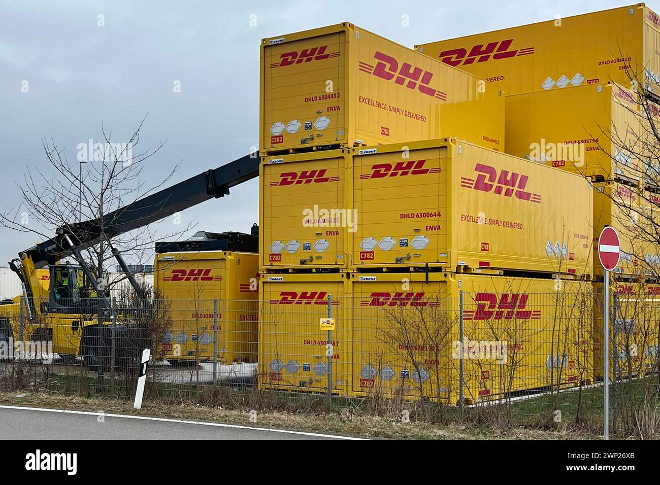 Deutsche Post DHL. Ein Umsetzfahrzeug beim Umsetzen einer ...