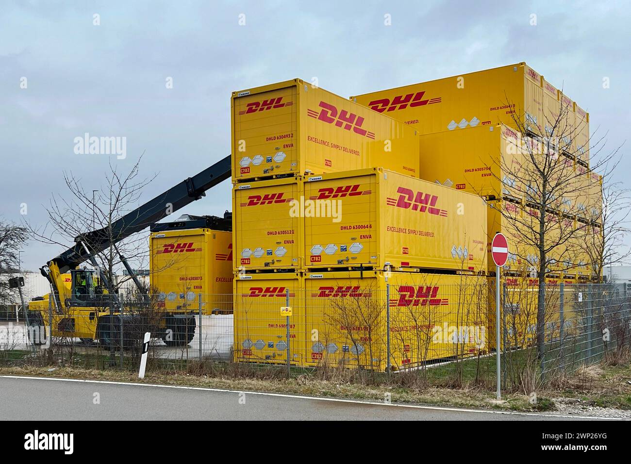 Deutsche Post DHL. Ein Umsetzfahrzeug beim Umsetzen einer ...