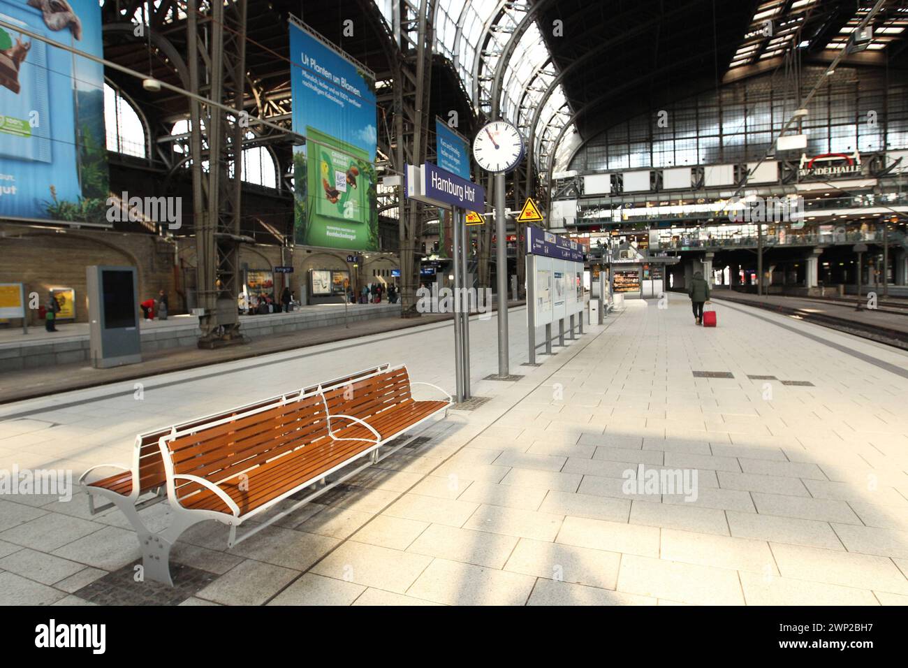 Leerer bahnsteig hi-res stock photography and images - Alamy