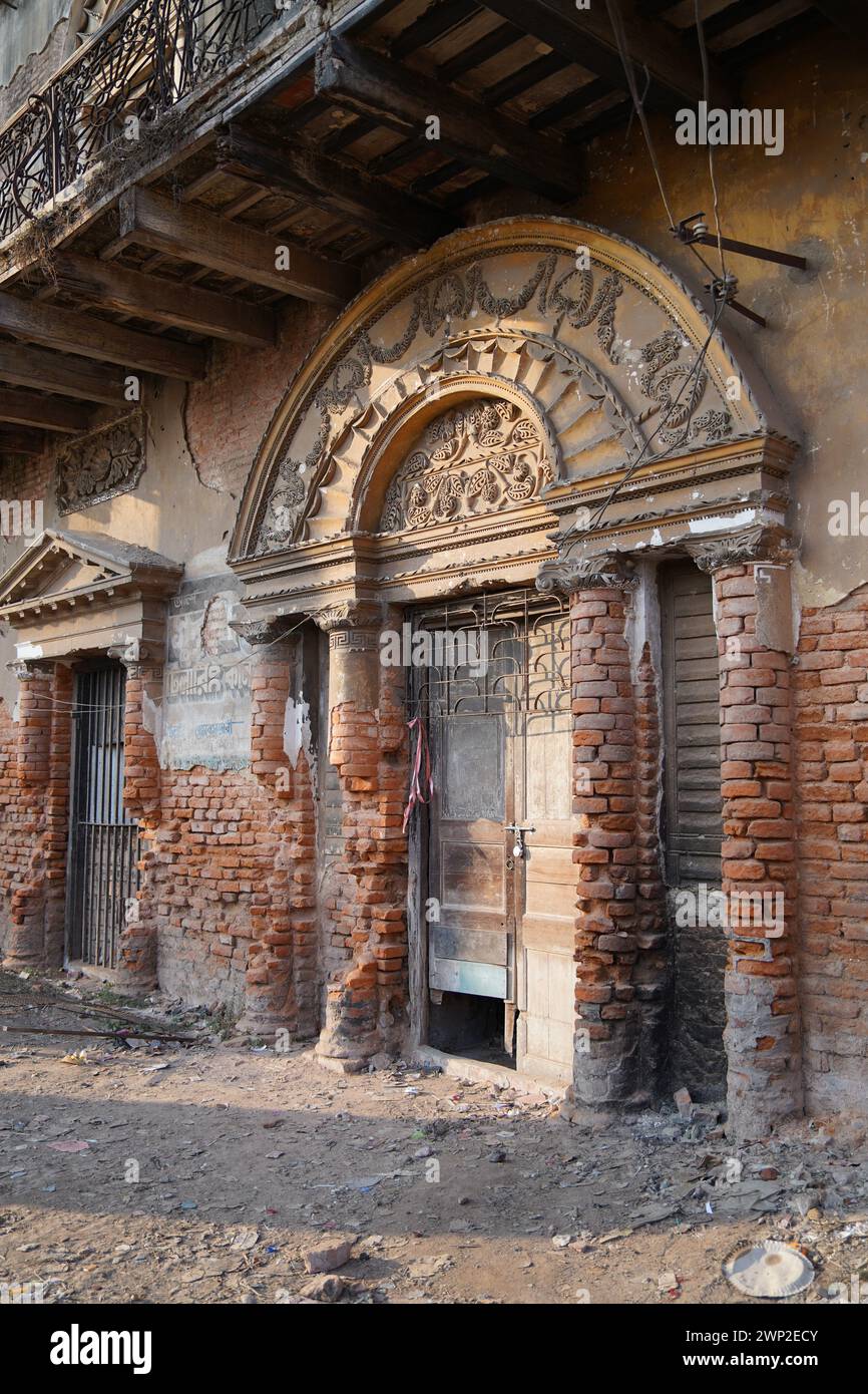 Colossal door hi-res stock photography and images - Alamy