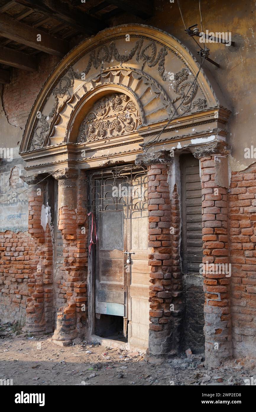 Colossal door hi-res stock photography and images - Alamy