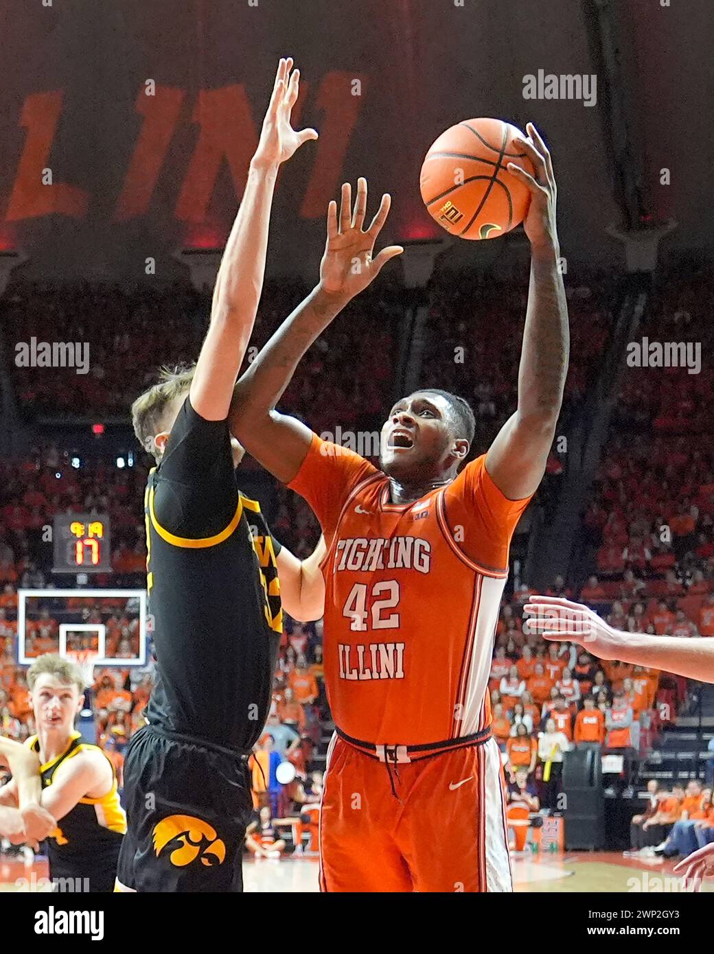 Illinois' Dain Dainja shoots during an NCAA college basketball game ...