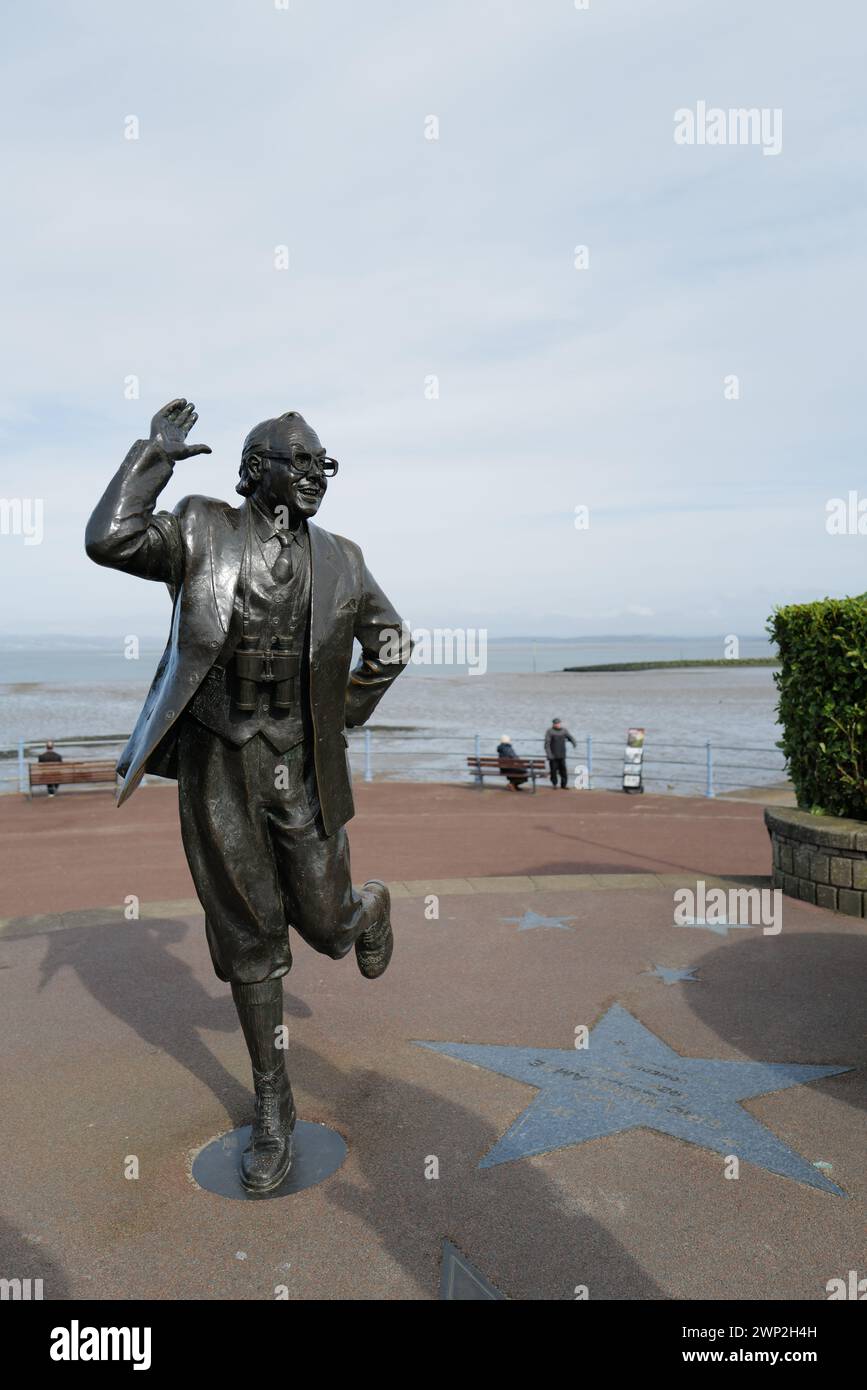 Eric Morecambe statue overlooking the sea in Morecambe, Lancashire ...
