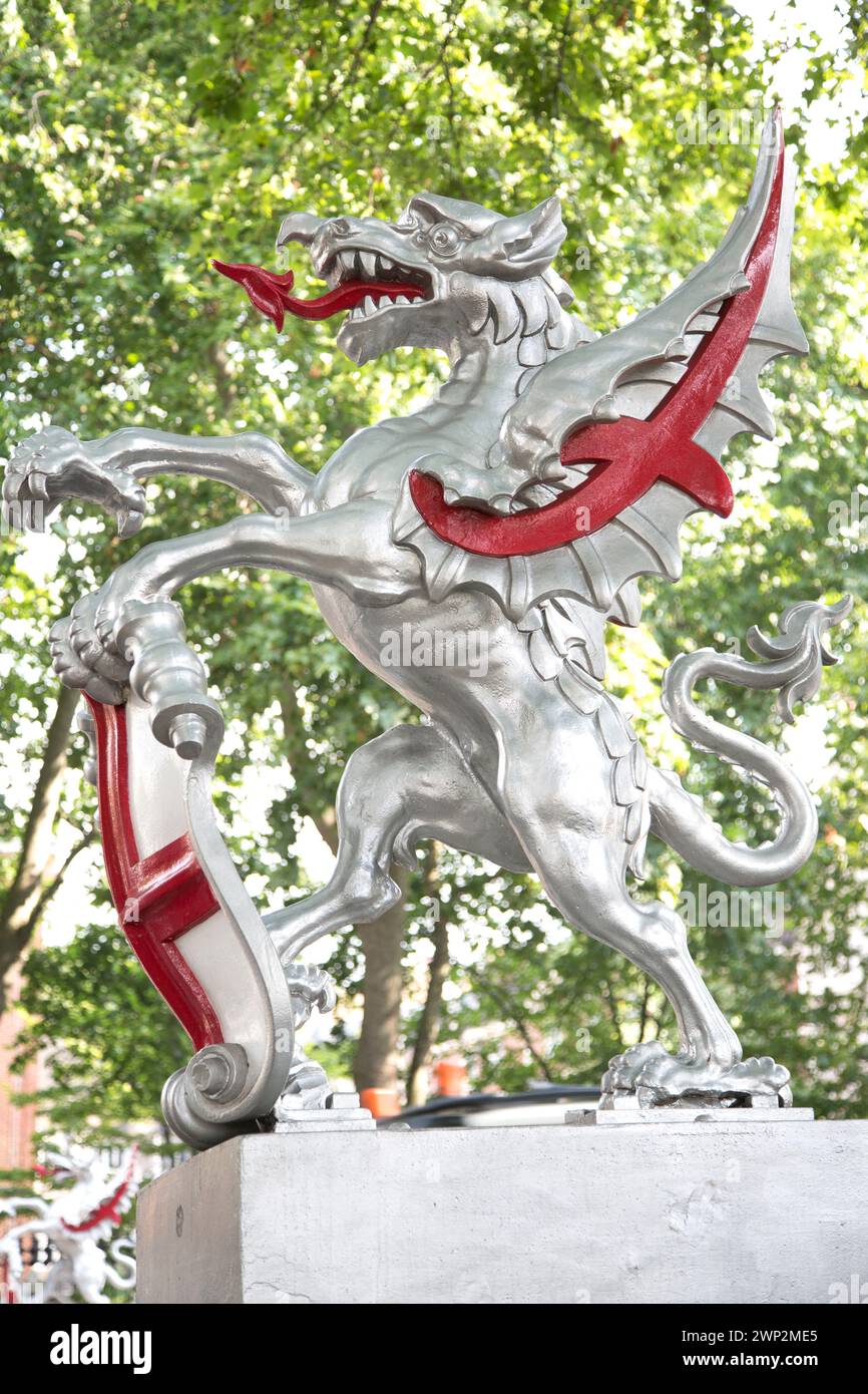 City of london dragon statue hi-res stock photography and images - Alamy
