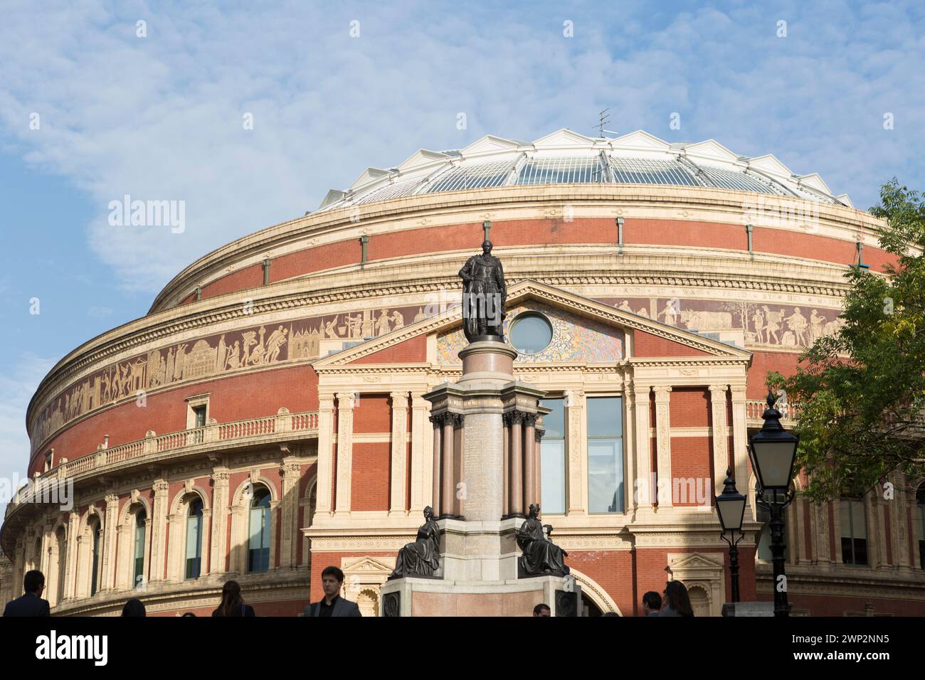 Royal albert hall statue hi-res stock photography and images - Alamy