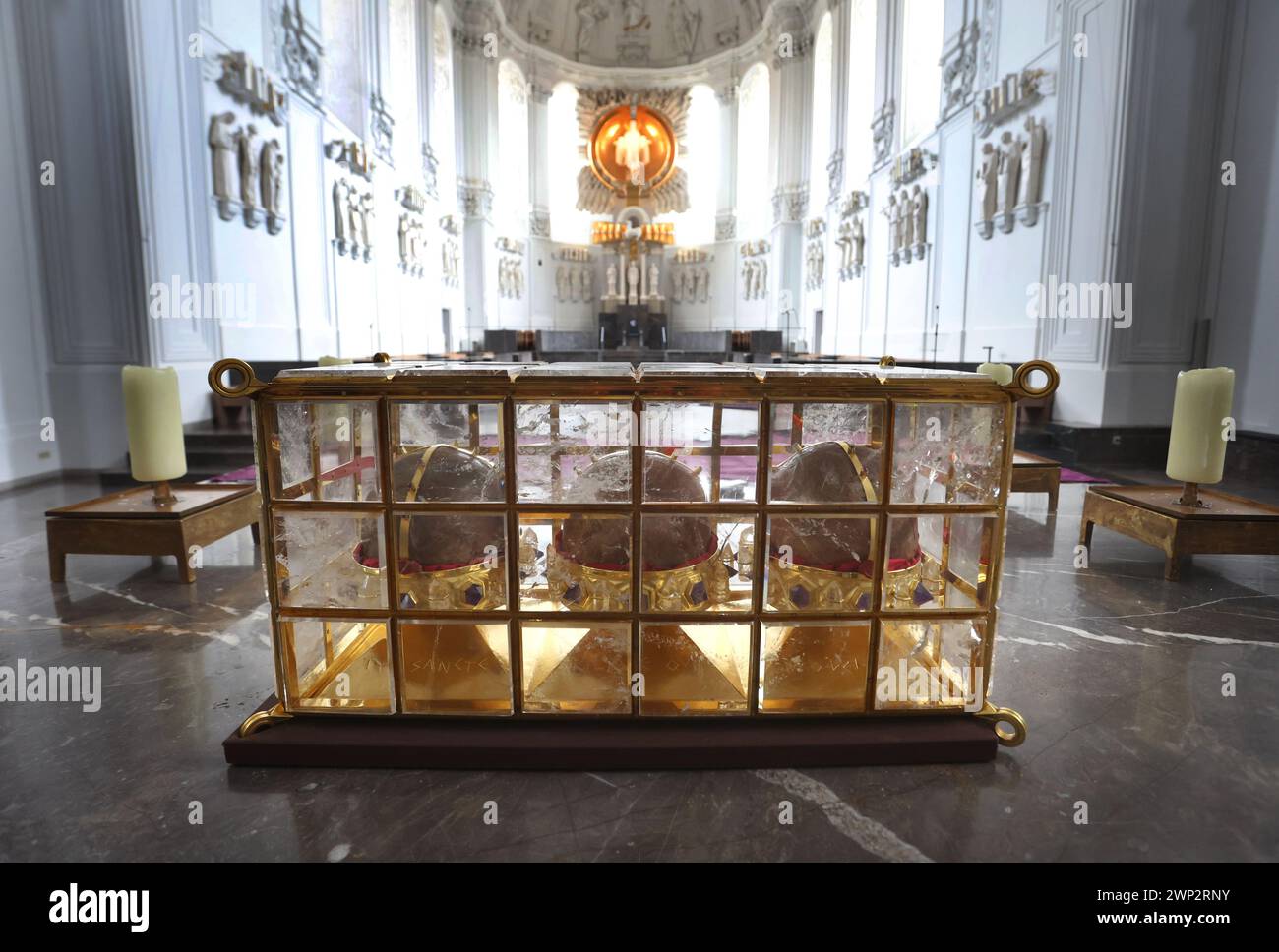 01 March 2024, Bavaria, Würzburg: A rock crystal shrine with the heads ...