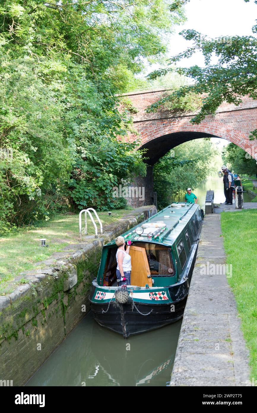 UK, Oxford, canal boat negotiating lock on the Oxford canal Stock Photo ...