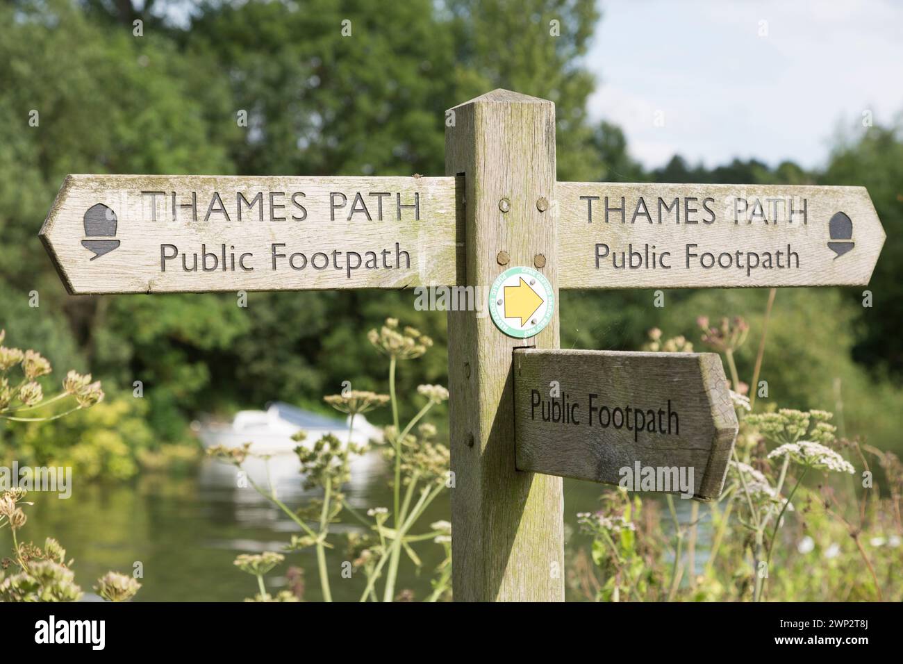 Thames path sign hi-res stock photography and images - Alamy