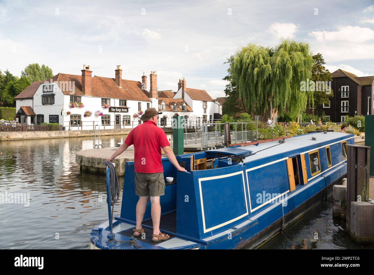 UK, Oxford, canal boat entering Iffley lock on the river Thames Stock ...