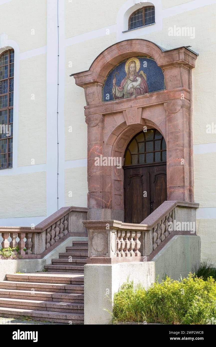 Portal der Stadtkirche St. Moritz mit Christus als der gute Hirte ...