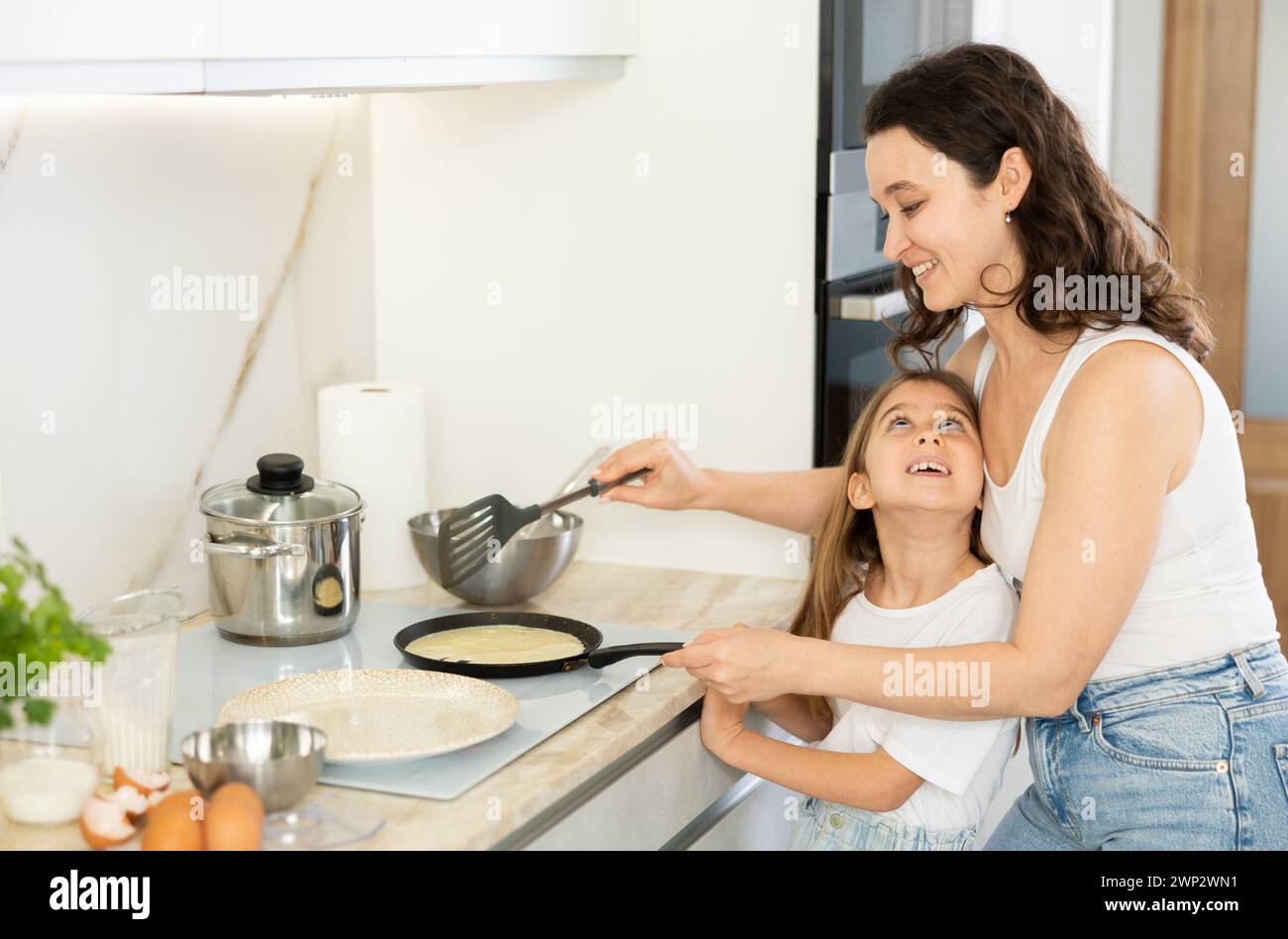 Mom and her daughter fry pancakes Stock Photo - Alamy
