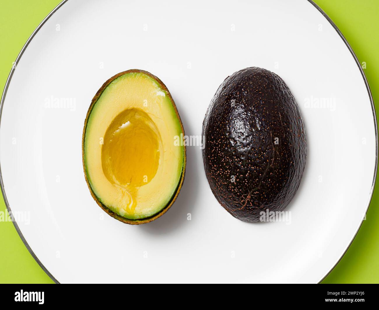 Avocado cutaway hi-res stock photography and images - Alamy