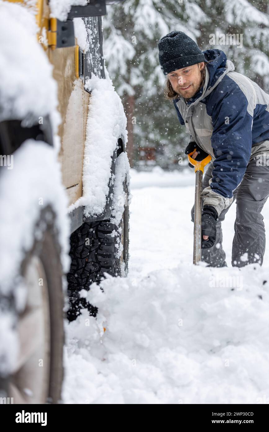 Guy shoveling snow in storm hi-res stock photography and images - Alamy