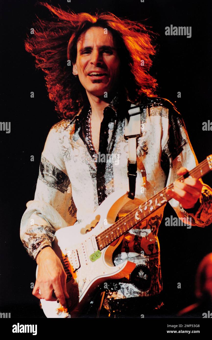 Steve Vai performing, Steve, Steven Siro Vai, Whitesnake (1989 – 1991 ...