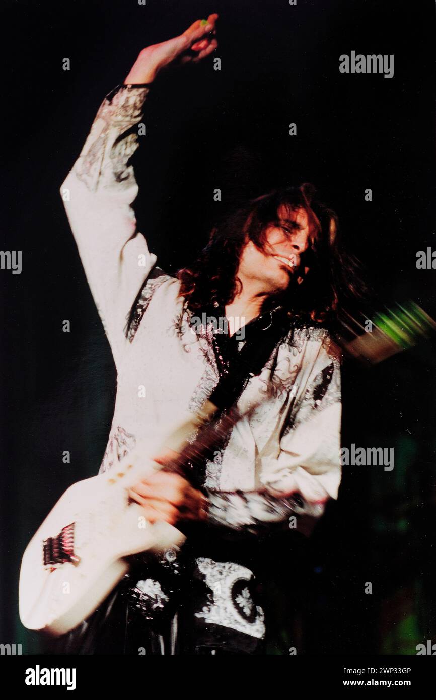 Steve Vai performing, Steve, Steven Siro Vai, Whitesnake (1989 – 1991 ...