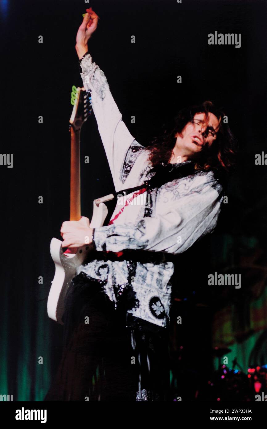 Steve Vai performing, Steve, Steven Siro Vai, Whitesnake (1989 – 1991 ...
