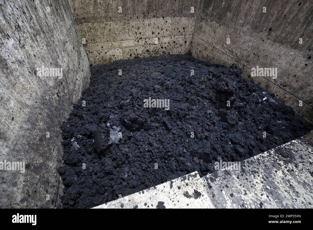 Incineration process hi-res stock photography and images - Alamy