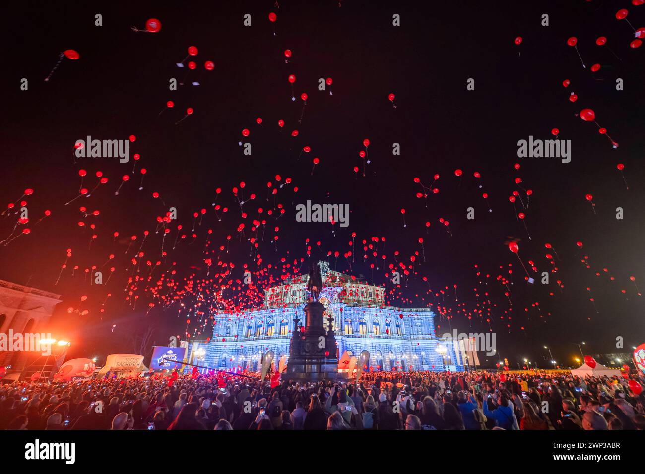 Semperopernball 2024 Semper Opernball 2024., Aussenball auf dem ...