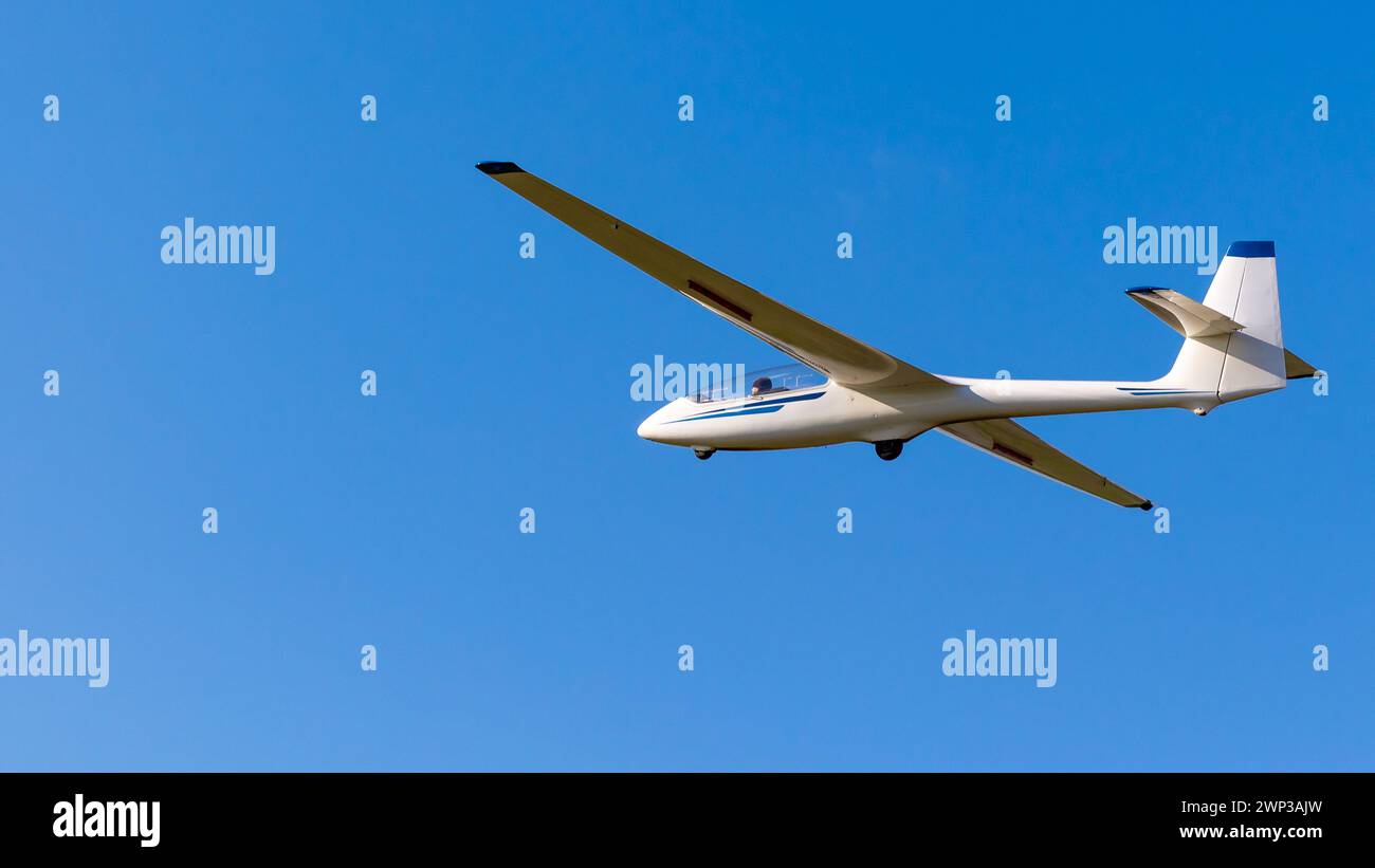 Glider plane hi-res stock photography and images - Alamy