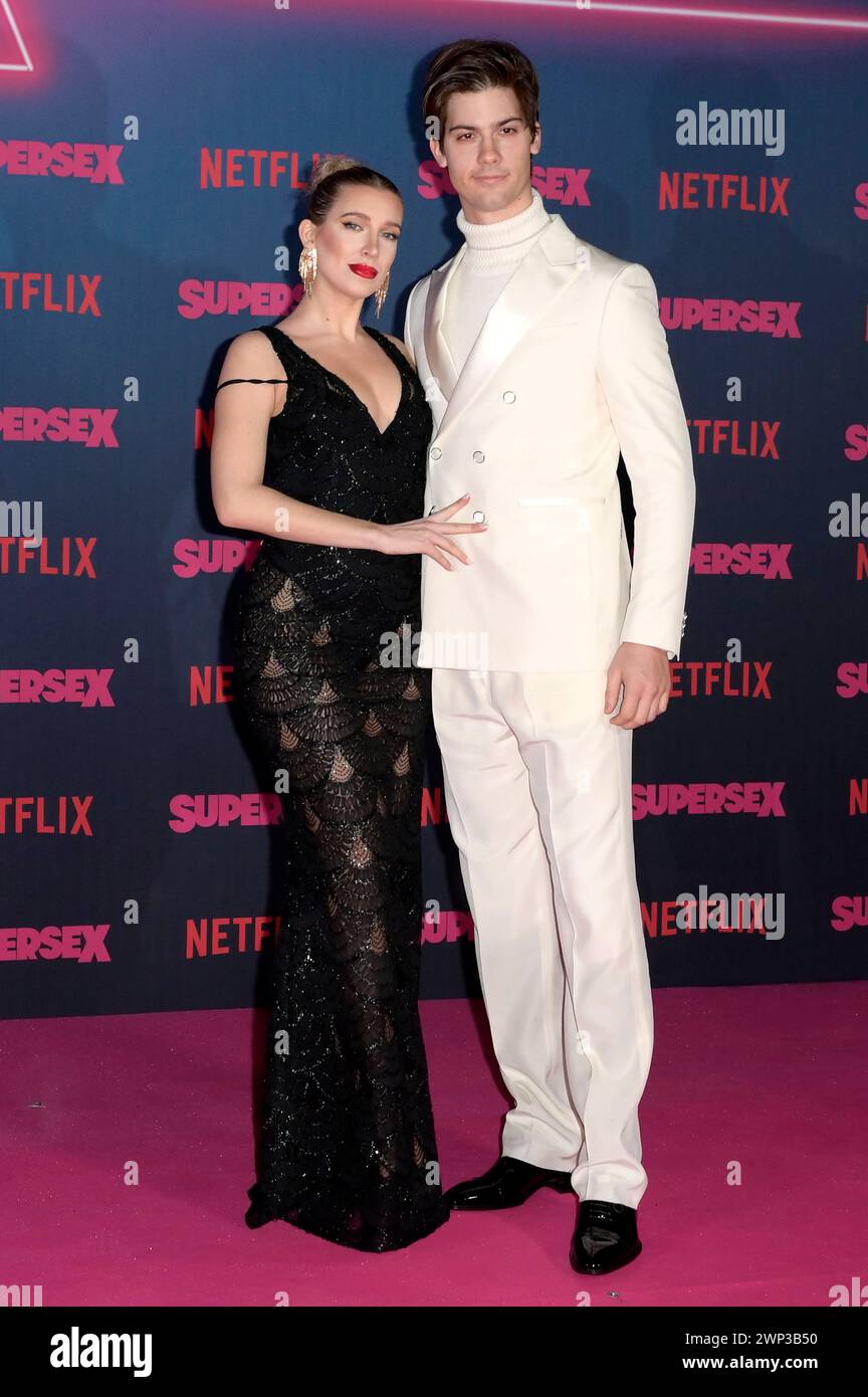 Lorenzo Tano Mit Partnerin Lucrezia Lando Bei Der Premiere Des Netflix