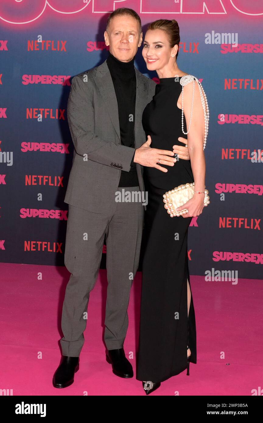 Rocco Siffredi mit Ehefrau Rosa Caracciolo bei der Premiere des Netflix-Miniserie 'Supersex' im ...