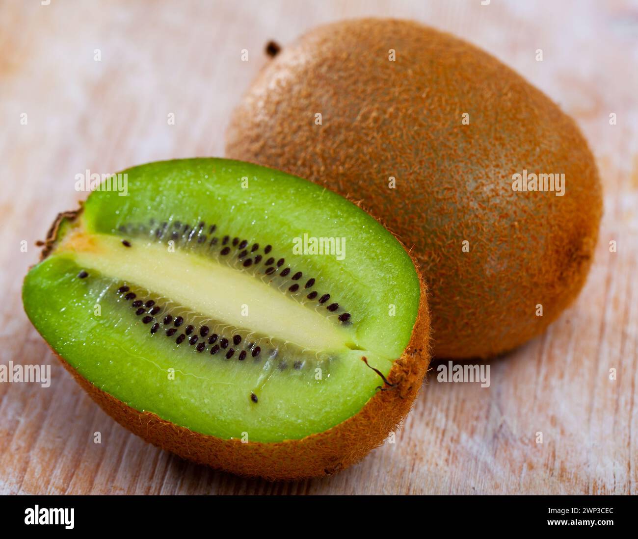 Whole and halved kiwi fruits Stock Photo - Alamy