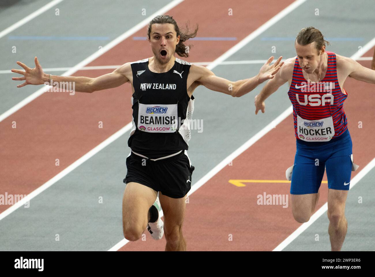 Geordie Beamish of New Zealand kicks past Cole Hocker of the USA to win ...
