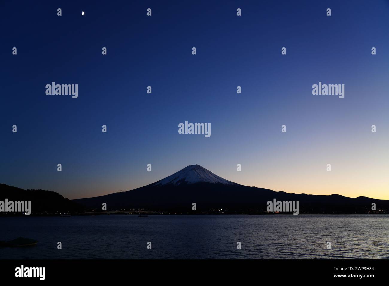 Sunset view of the snow-capped Mount Fuji in the fall in Lake Kawaguchi ...