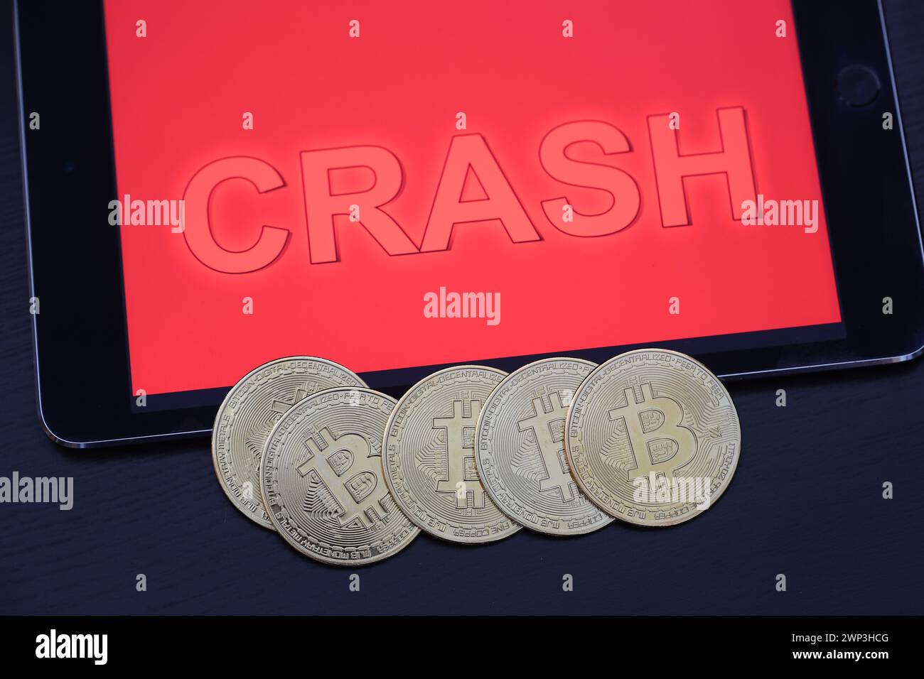 Symbolbild: Bitcoin Crash, der Kurs ist gefallen, Credit: HMP/Alamy ...