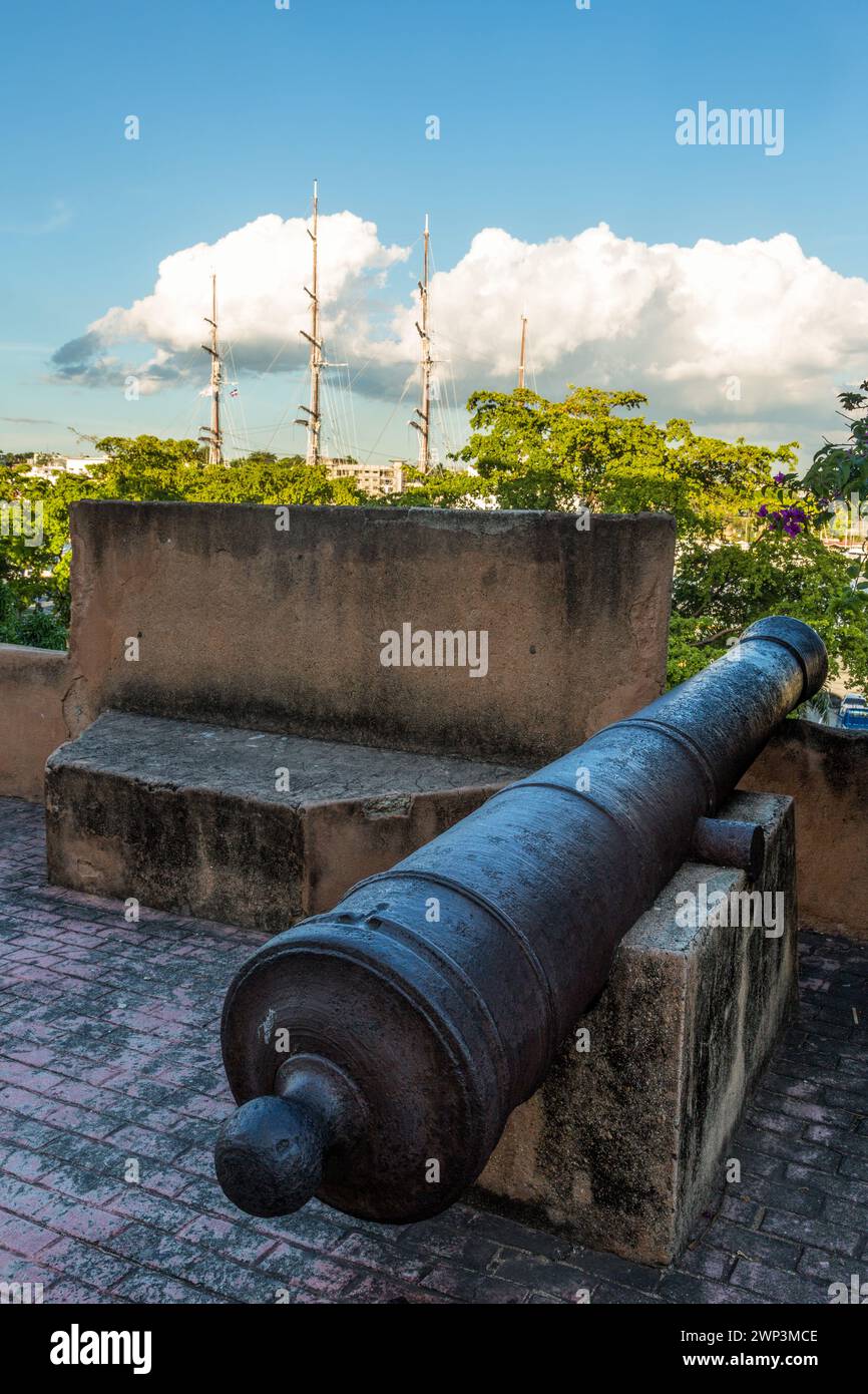 An old Spanish cannon protects the old Colonial City of Santo Domingo ...