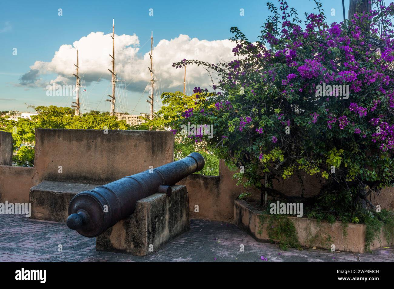 An old Spanish cannon protects the old Colonial City of Santo Domingo ...