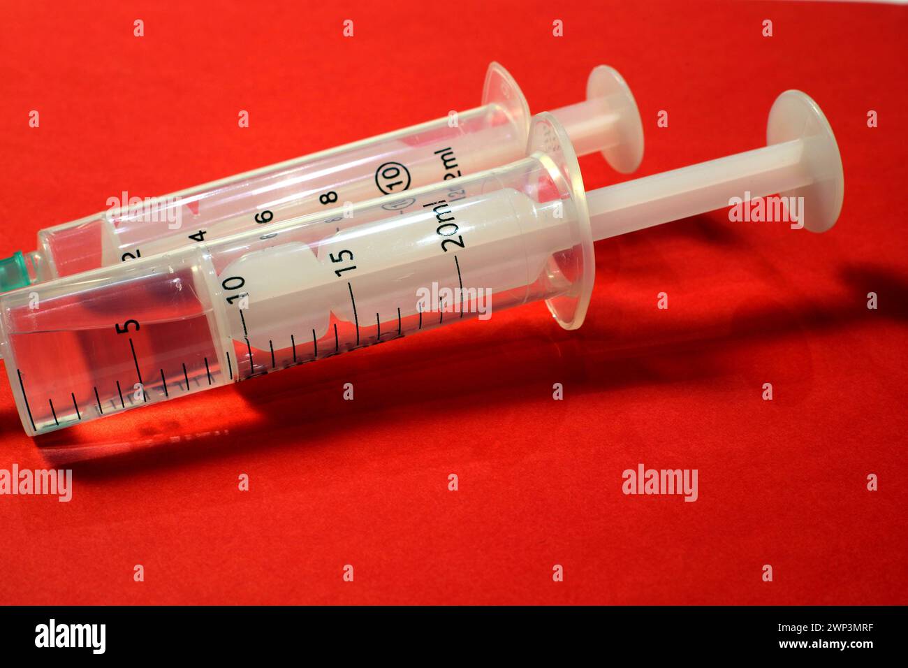 Two medical syringes covid hi-res stock photography and images - Alamy