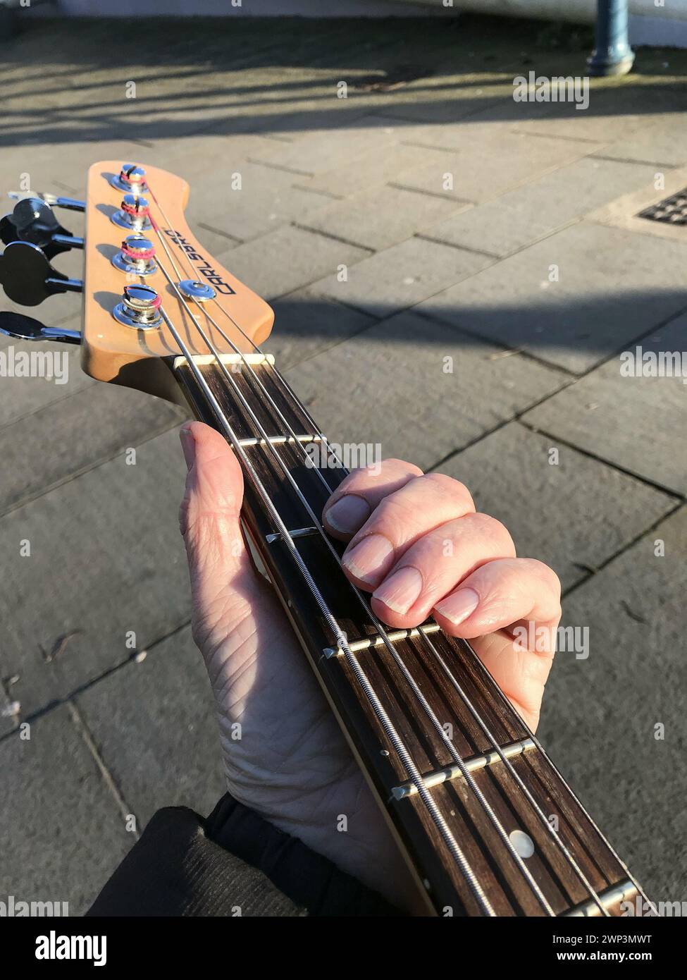 Focus on guitarist hi-res stock photography and images - Alamy