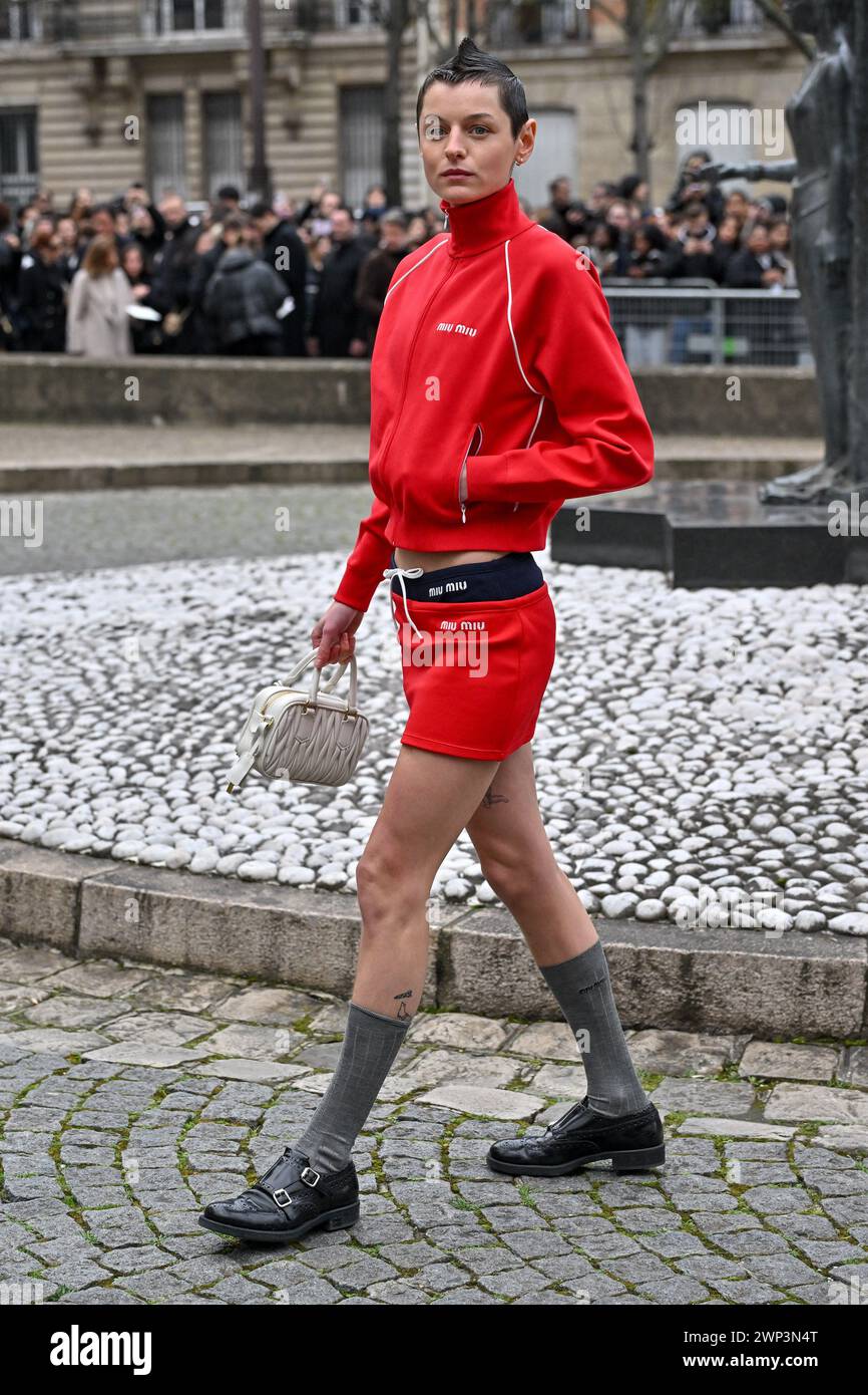 Emma corrin paris hi-res stock photography and images - Alamy