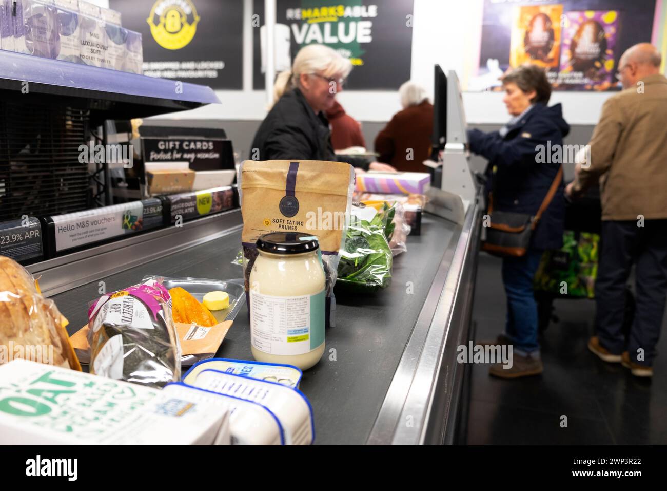 Grocery store supermarket worker hi-res stock photography and images ...