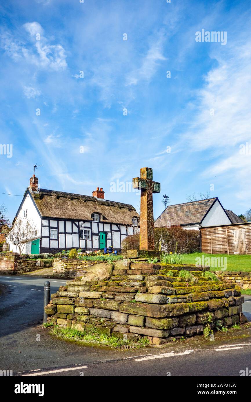Half timbered thatched cottage hi-res stock photography and images - Alamy