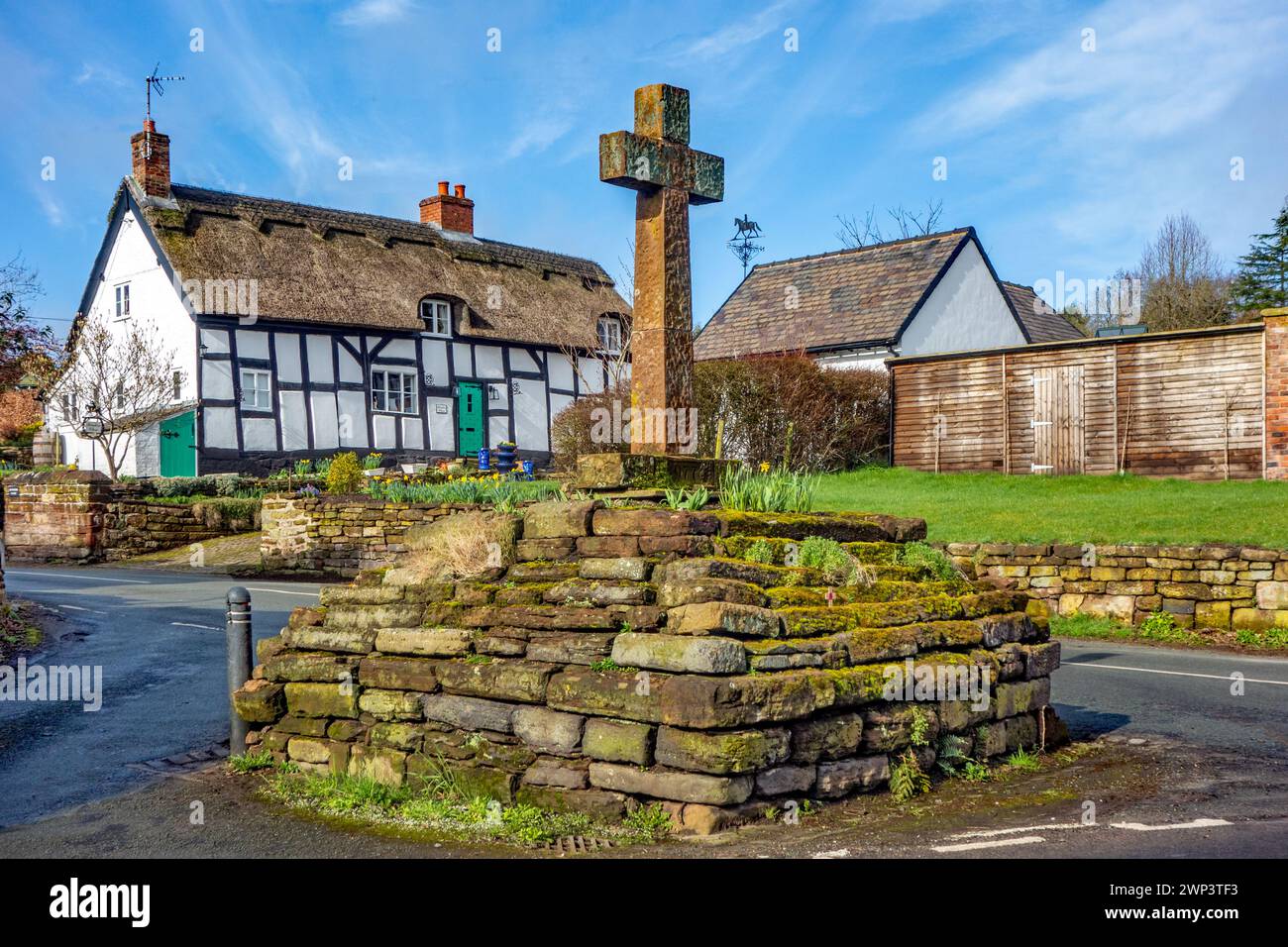 Half timbered thatched cottage hi-res stock photography and images - Alamy
