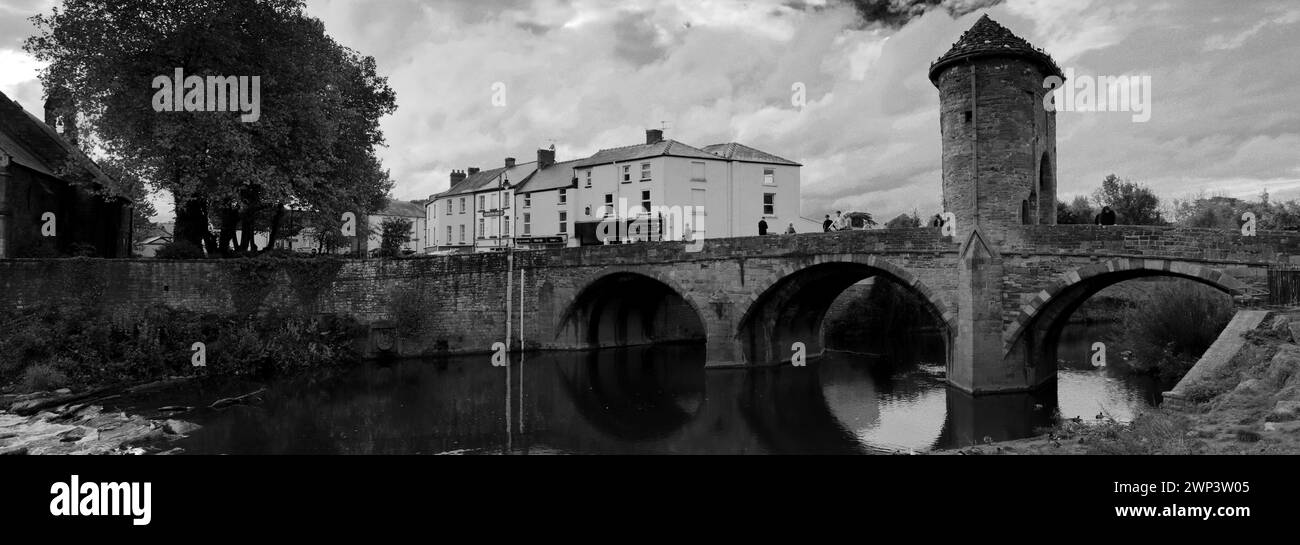 The Monnow Bridge across the River Monnow with its gatehouse on the ...