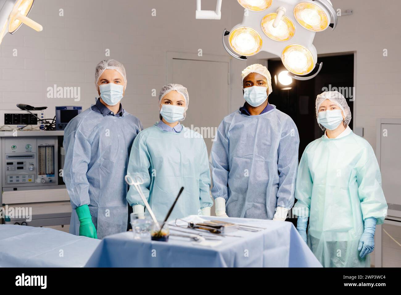 Doctors around table hi-res stock photography and images - Alamy