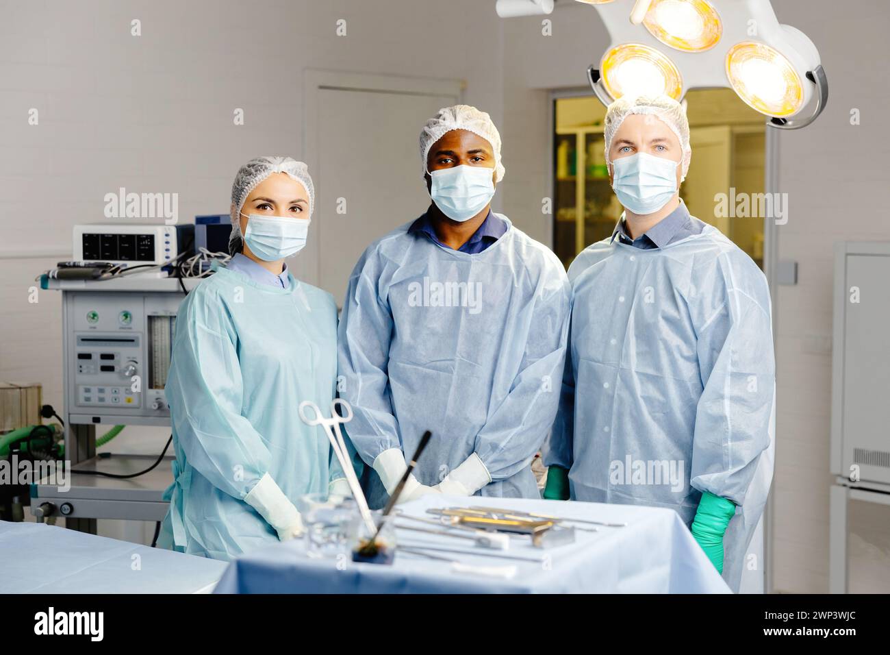 Doctors around table hi-res stock photography and images - Alamy