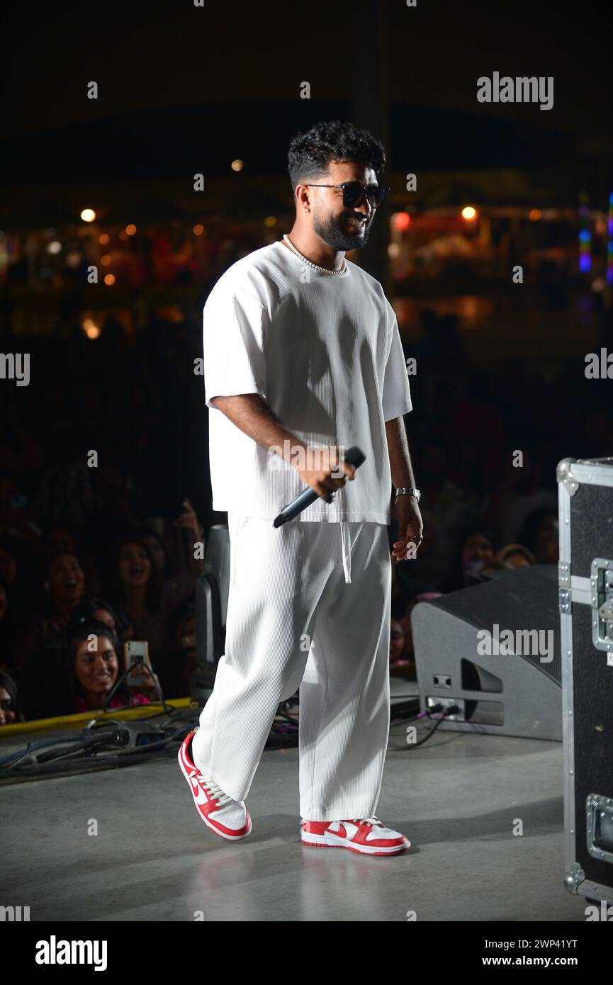 Bangladeshi singer hi-res stock photography and images - Alamy