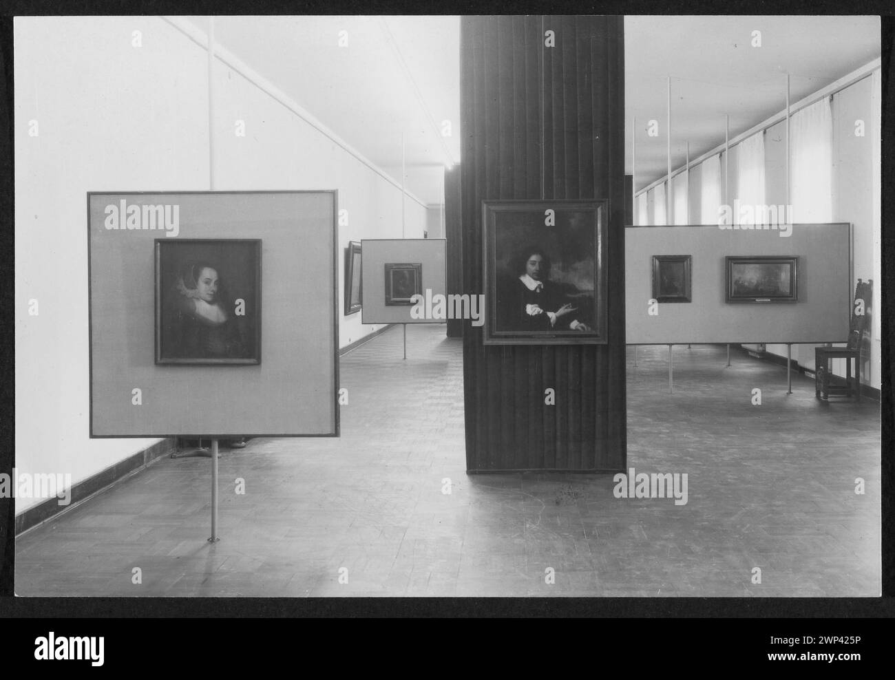 Wall of a museum gallery art paintings Black and White Stock Photos ...