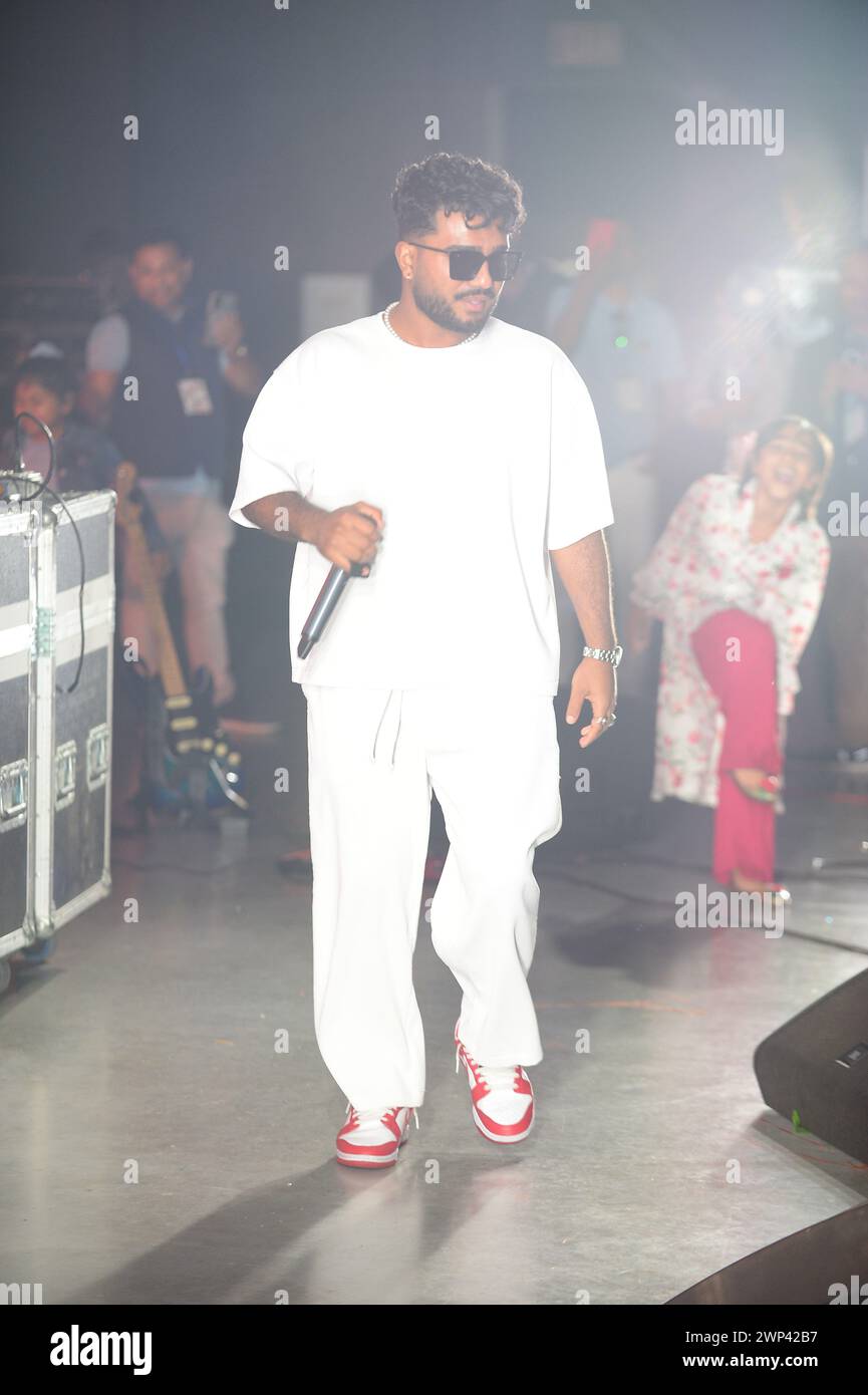 Bangladeshi singer hi-res stock photography and images - Alamy