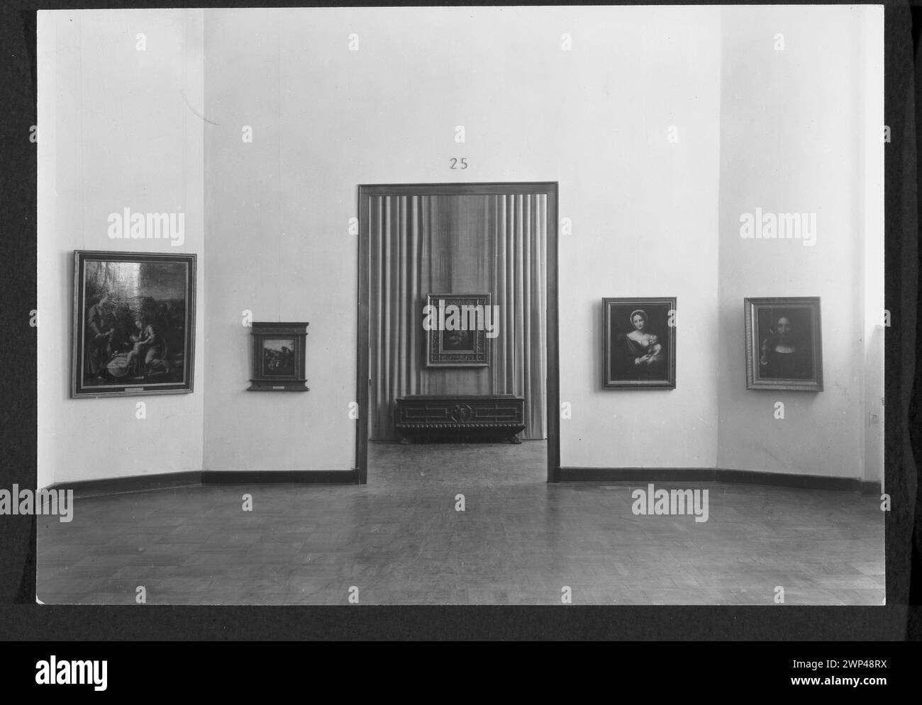 National gallery for foreign art Black and White Stock Photos & Images ...