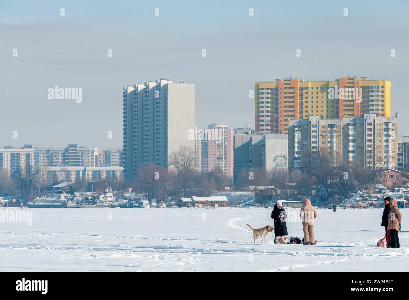 Ordinary life in the city of Samara in winter People walk along the ...