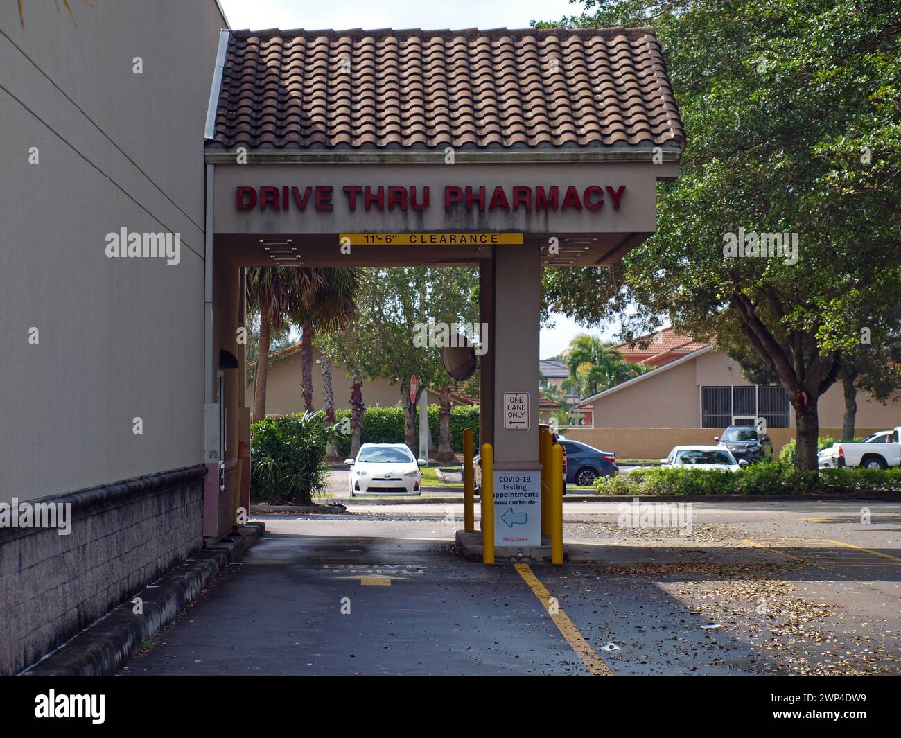 Walgreens pharmacy drugstore hi-res stock photography and images - Alamy