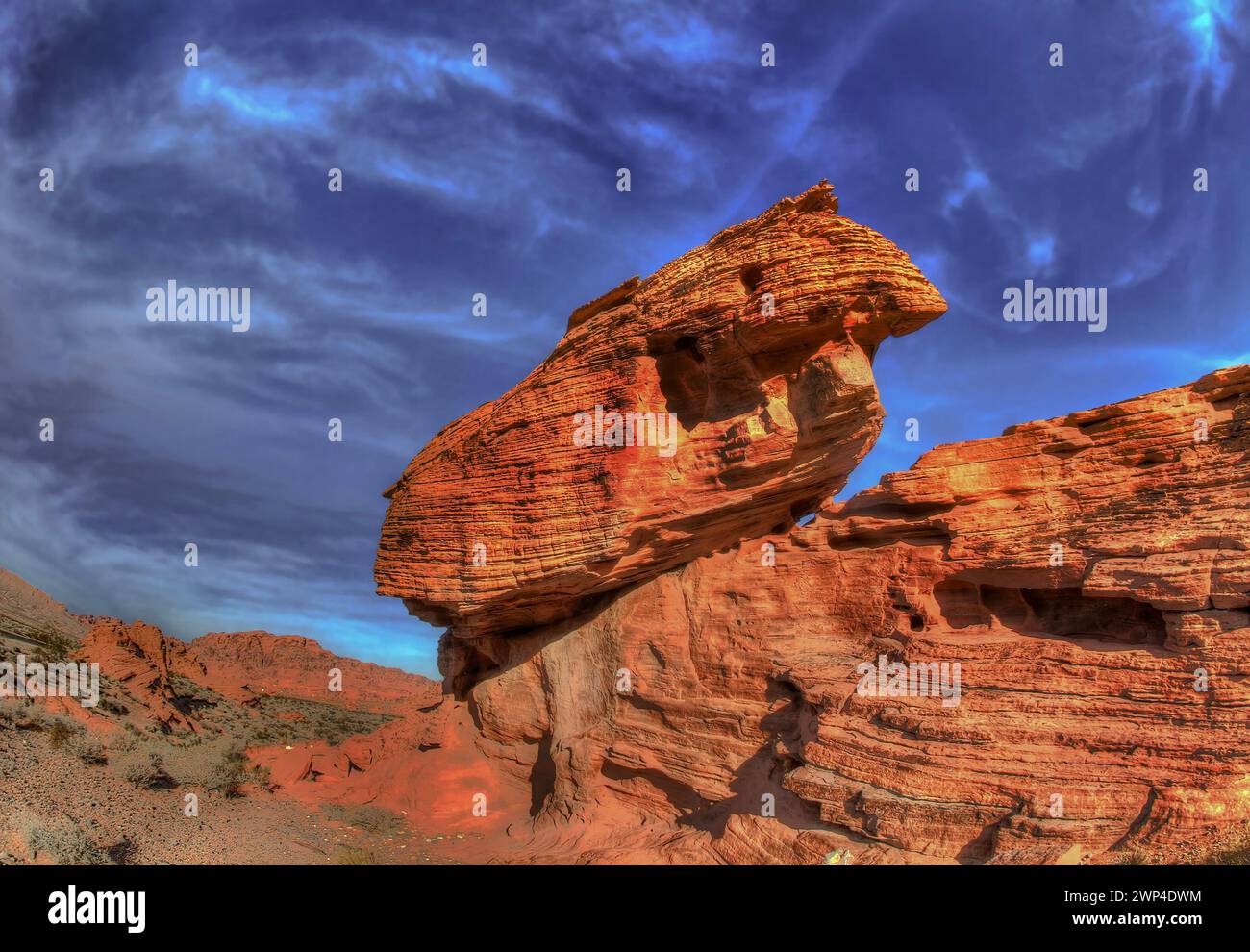 Red desert rocks hi-res stock photography and images - Alamy