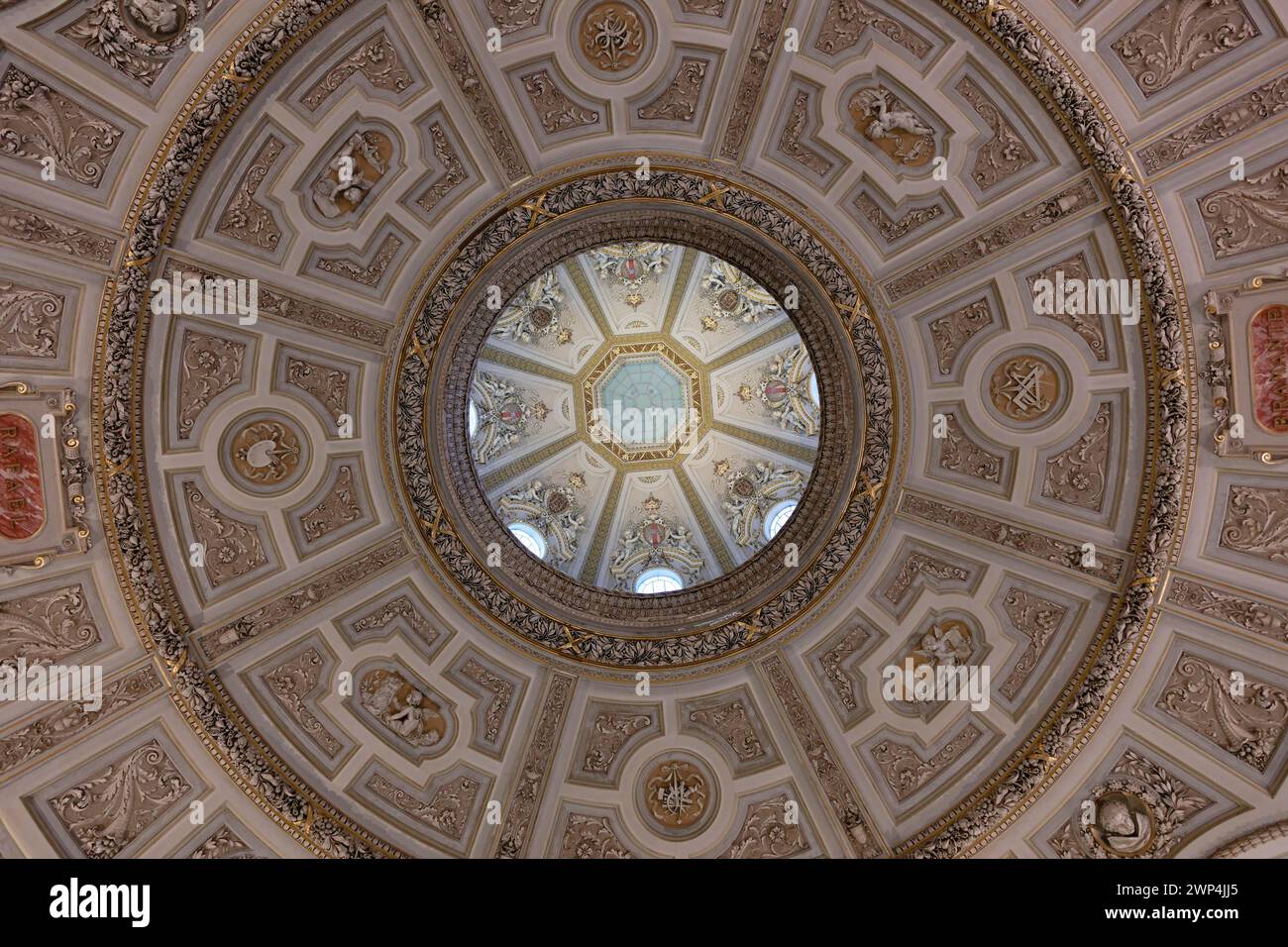 Dome of kunsthistorisches museum hi-res stock photography and images ...