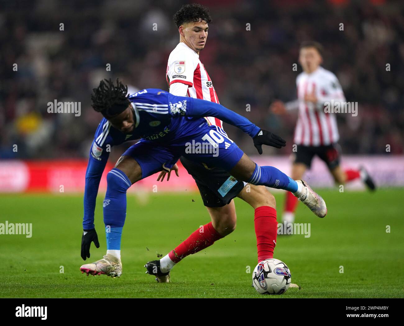 Leicester City's Stephy Mavididi (left) and Sunderland's Trai Hume ...